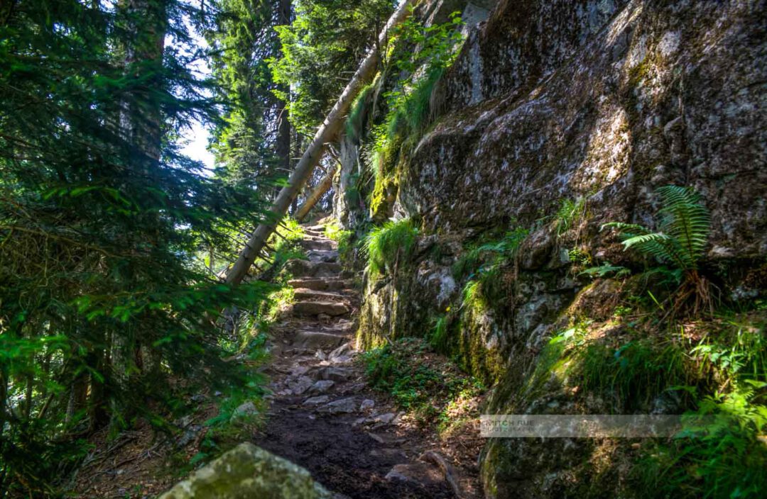 "Sentier des Roches" führt eng am Felsen entlang » Fotograf Mitch Rue